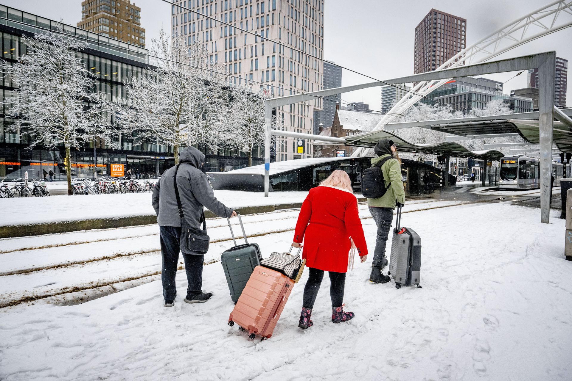 In beeld: problemen op spoor en wegen door sneeuw - NRC