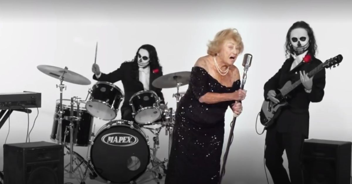 Kijken: Inge Ginsberg, 96 jaar en deathmetalzangeres - NRC