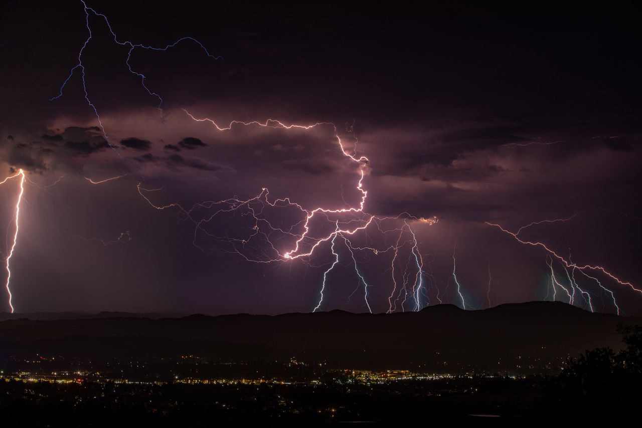 Door opwarming is er meer bliksem. Daardoor zijn er meer natuurbranden ...