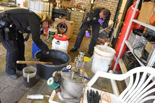 Politie ziet toename aan opgerolde crystal meth-druglabs in Nederland - NRC