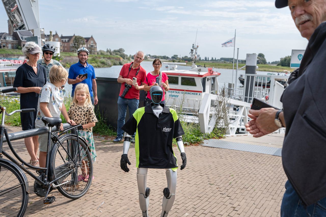 Robot Kai zal straks op de veerpont in twaalf talen de passagier te ...