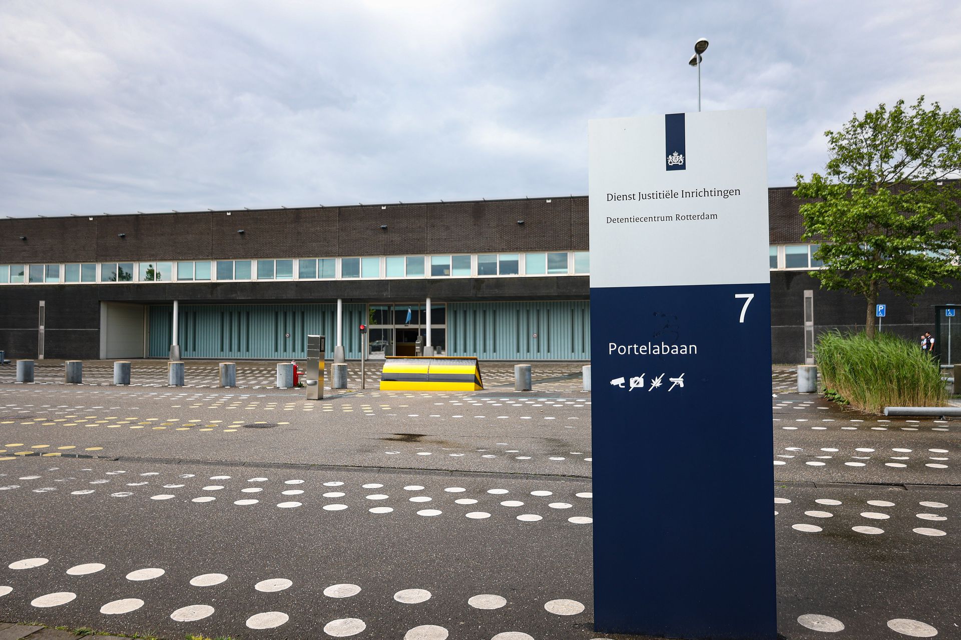 Zeven personeelsleden gewond bij vechtpartij in uitzetcentrum Rotterdam ...