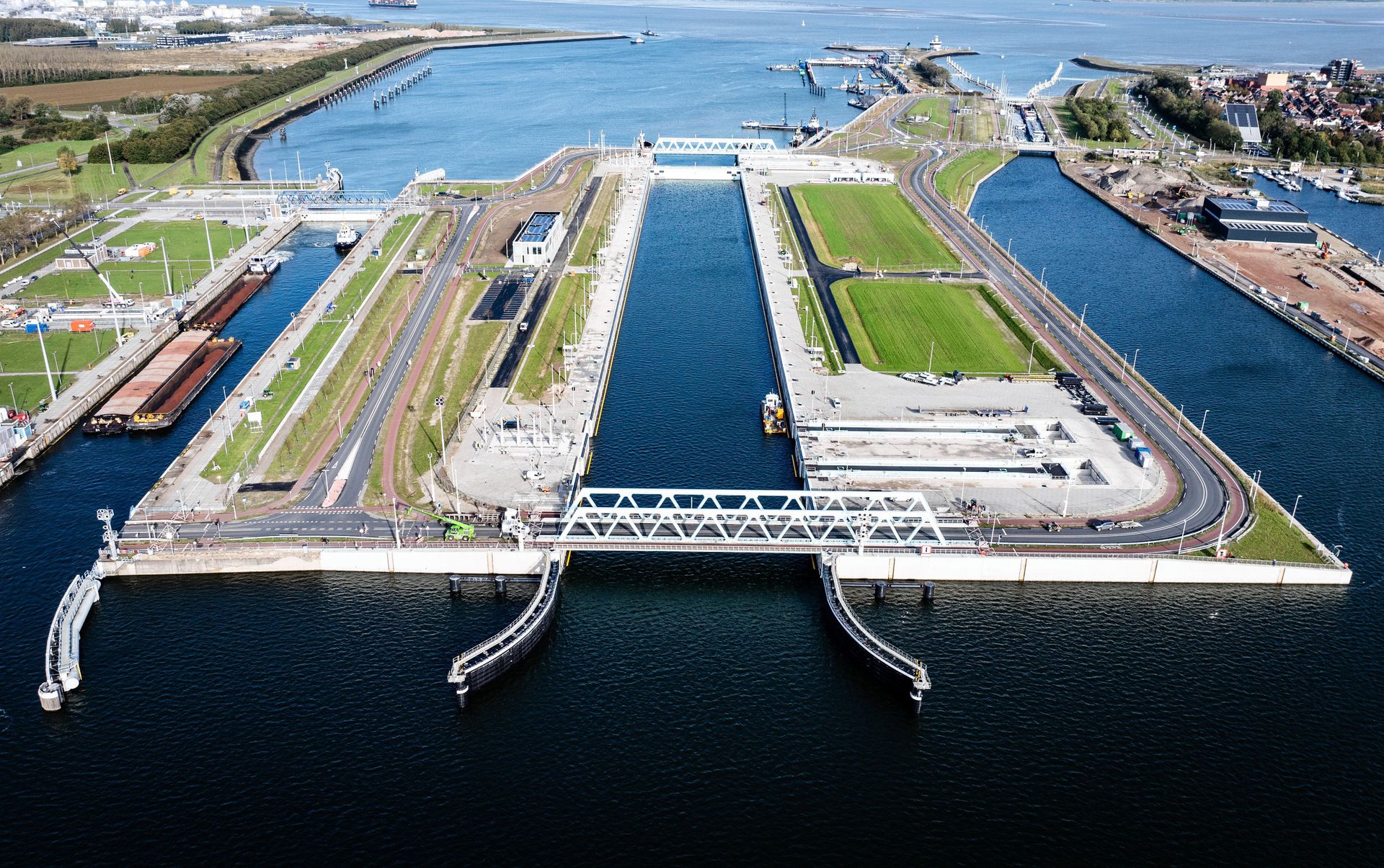 Een sluis ‘van wereldformaat’: dankzij Nieuwe Sluis kan Terneuzen grotere schepen aan - NRC