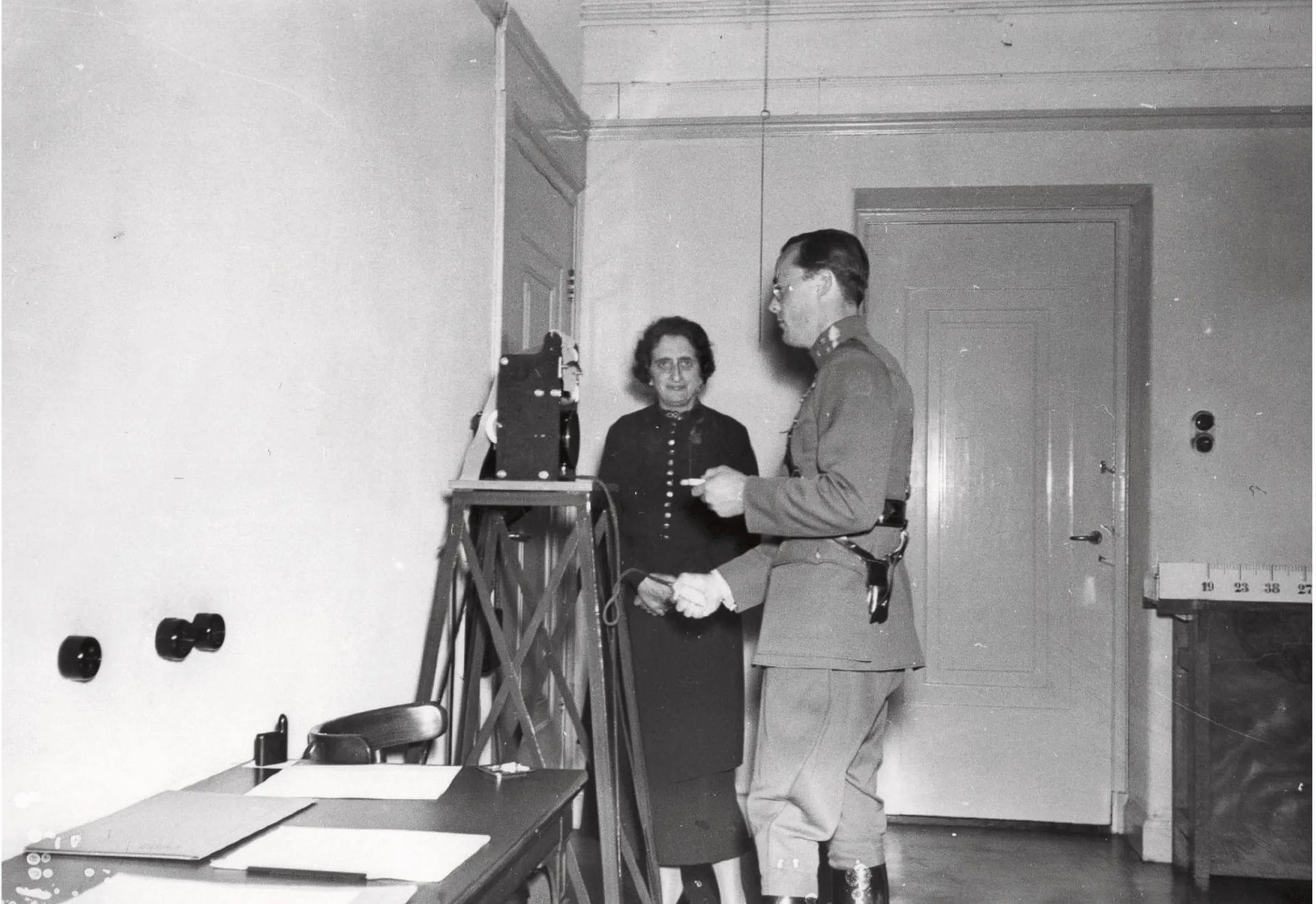 De Nederlandse Betty Biegel ging naar Zürich om de worstelende Einstein ...