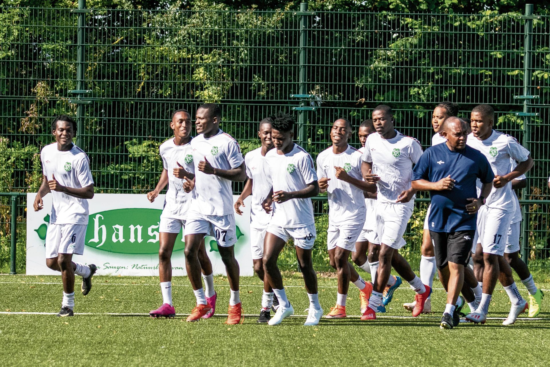 Suriname gelooft in de kracht van zijn eigen voetballers - NRC