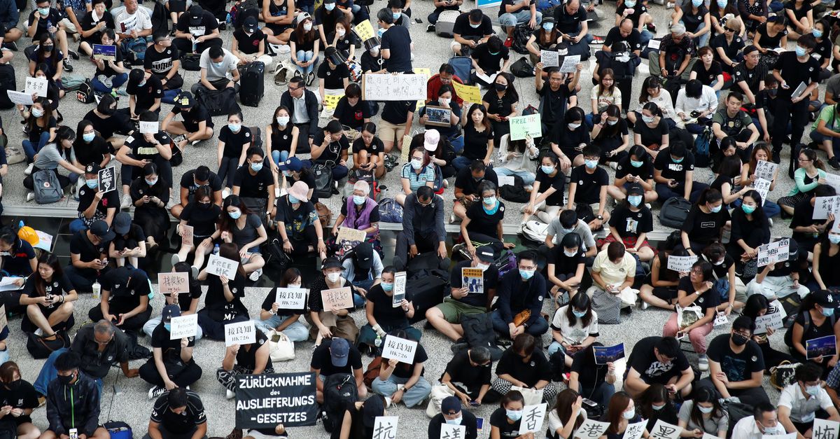 Honderden demonstranten verzamelen zich op vliegveld Hongkong - NRC