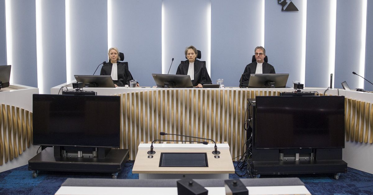 Fouad L. in de rechtszaal net zo stoïcijns als tijdens het moorden en ...
