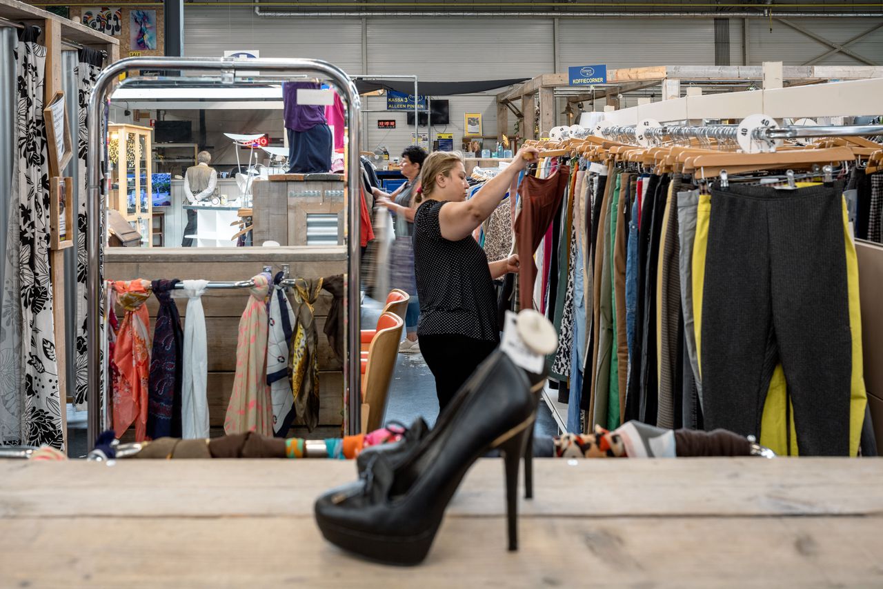 Juist nu kringloopwinkels hipper zijn dan ooit, heeft de textielmarkt ...