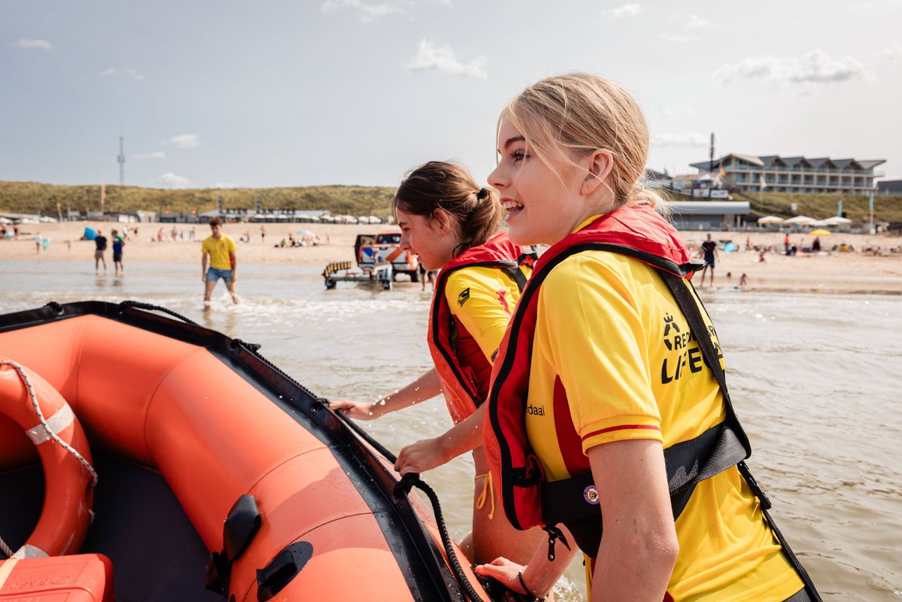Bij de reddingsbrigade weten ze nooit wat zo’n mooie stranddag brengt - NRC
