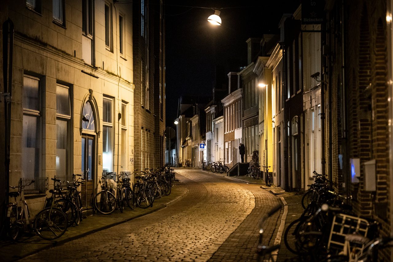 Om zes uur aan de pizza, om half negen alweer afscheid nemen - NRC