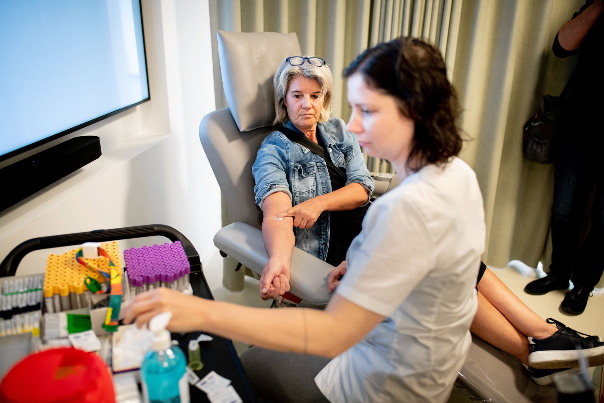 Omwonenden chemische fabriek laten bloed testen op PFAS: ‘Kan mijn zoon ...