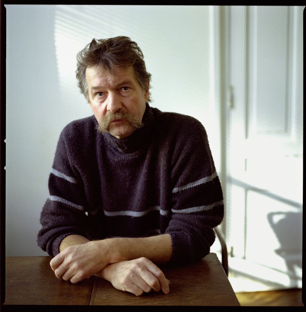 Zangerige dichter met bezwerende voordracht - NRC