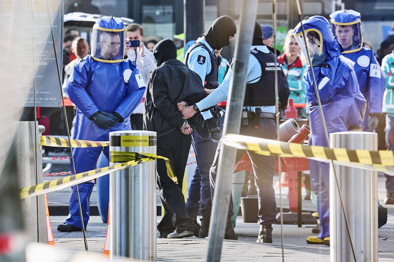 Man met ‘gevaarlijke’ stoffen opgepakt op Schiphol om bedreiging, onderzoek loopt - NRC
