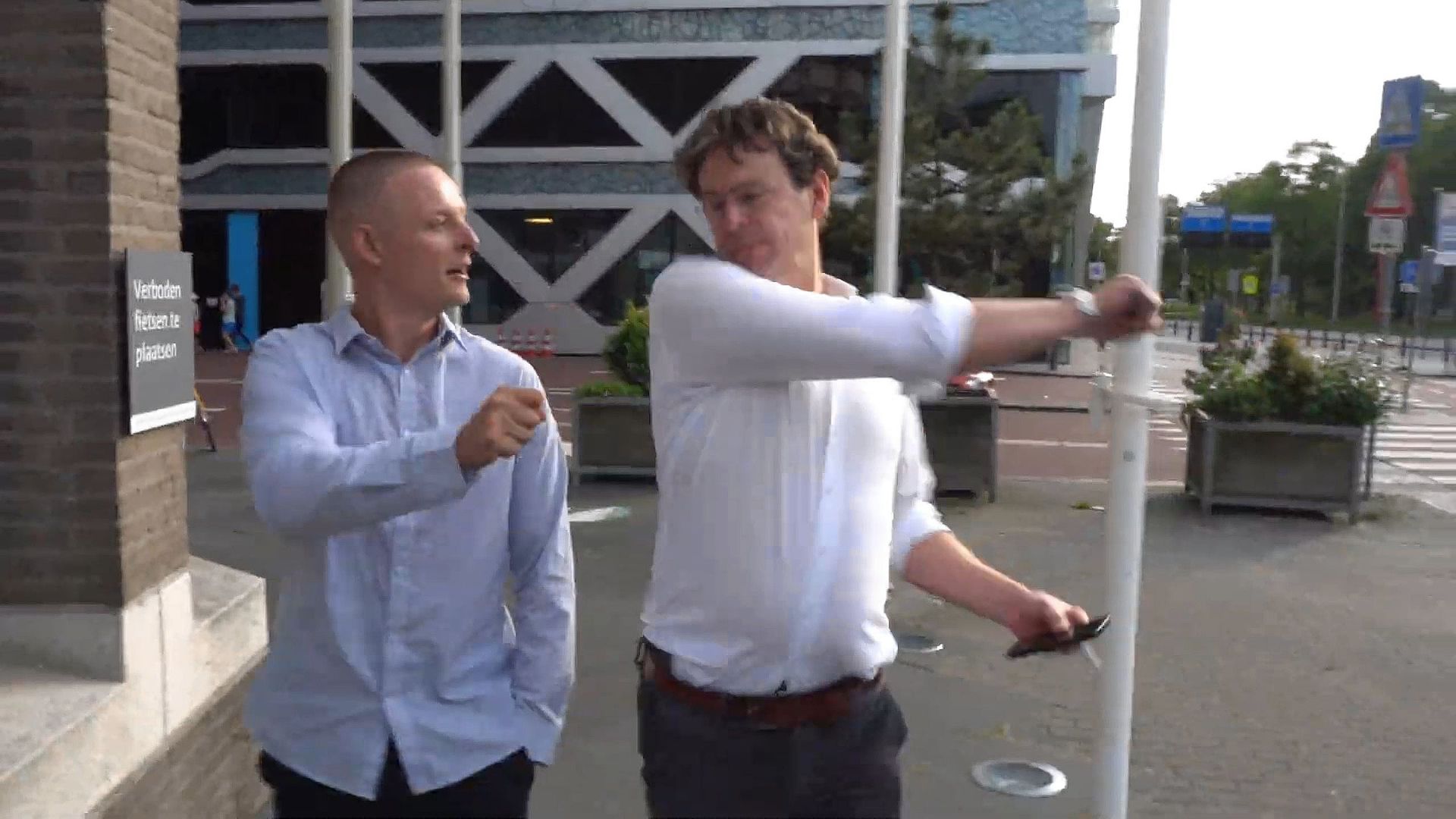 Wie gaan er schuil achter Left Laser? - NRC