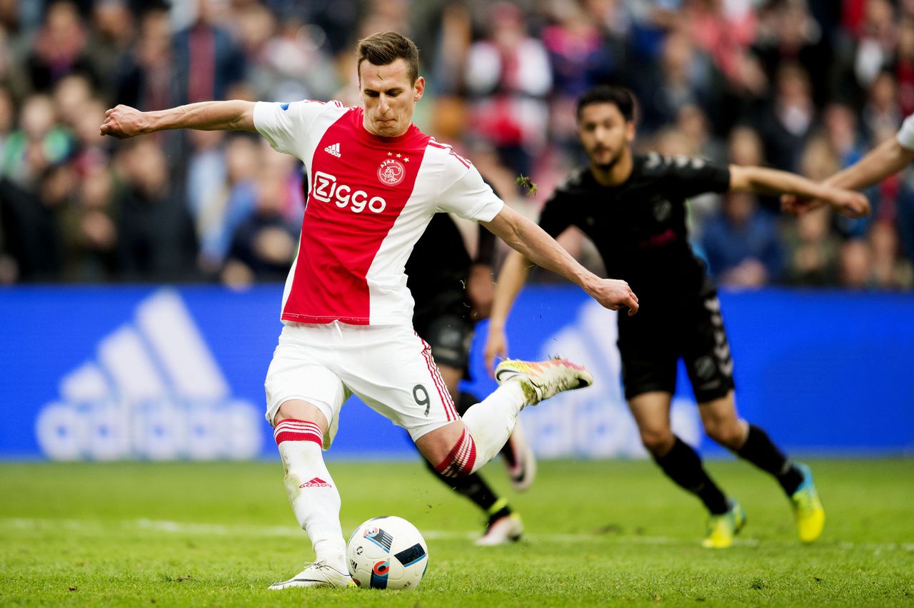 Ajax-spits Milik voor recordbedrag naar Napoli - NRC