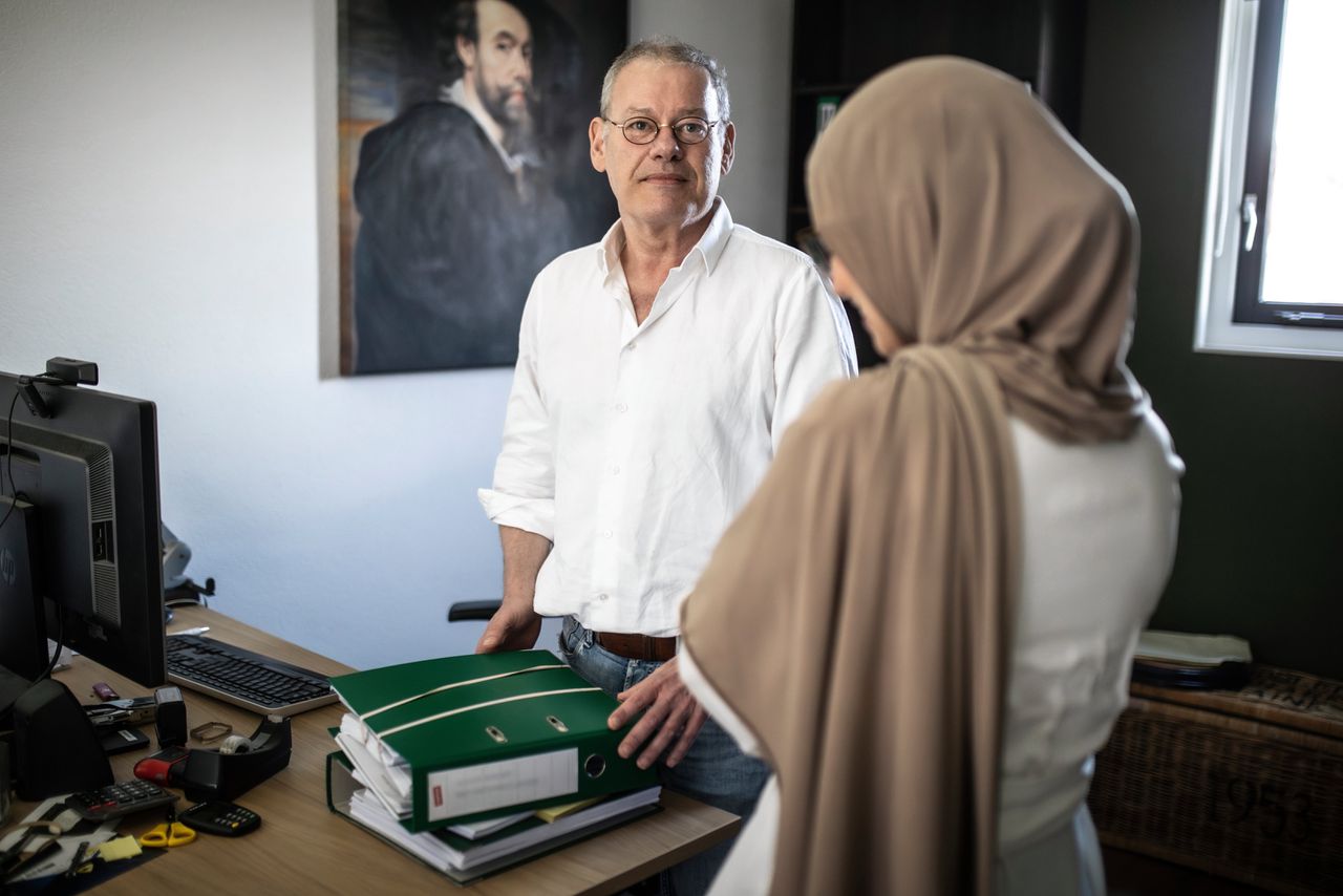 Haar ex blijft maar tegen haar procederen, op kosten van de staat - NRC