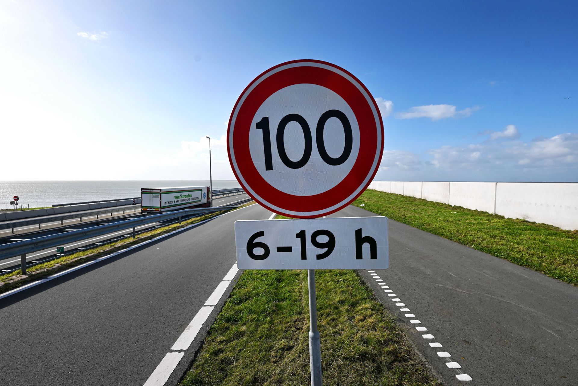 Op een paar Nederlandse snelwegen mag je overdag weer 130 rijden - NRC