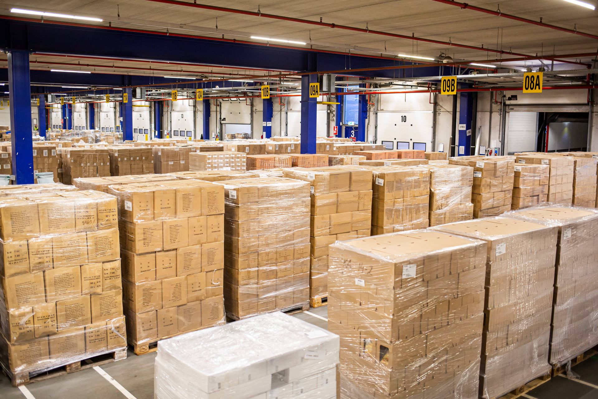 Wie verdient er aan al die distributiecentra? - NRC