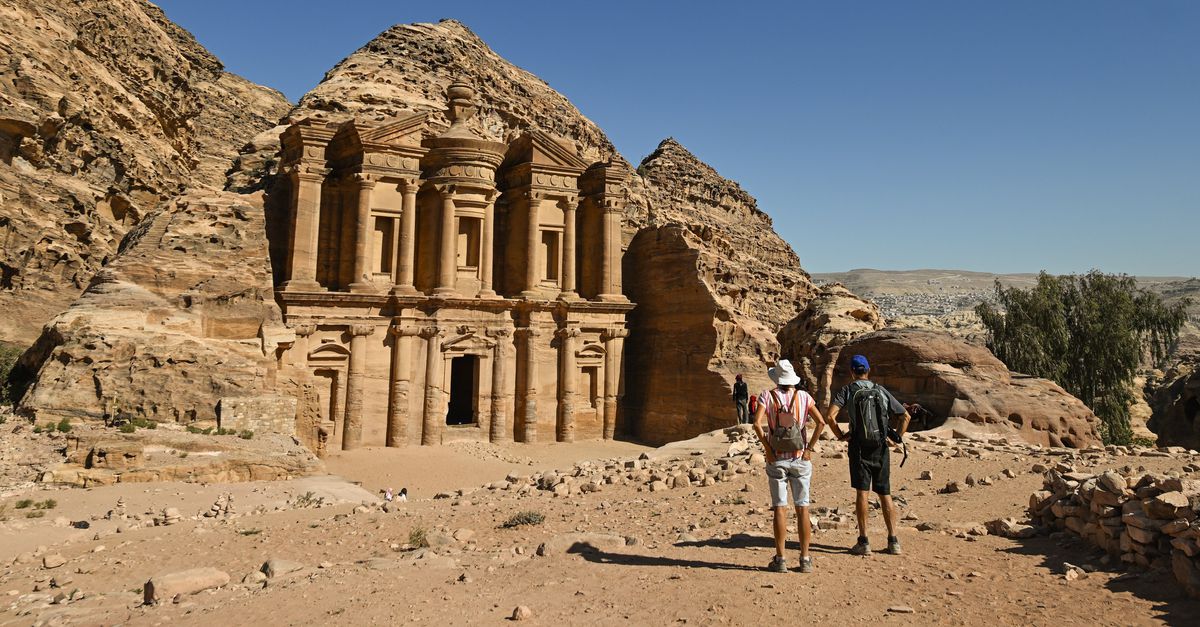 ‘Wil je paardrijden zoals Indiana Jones?’ Bij wereldwonder Petra is de ...