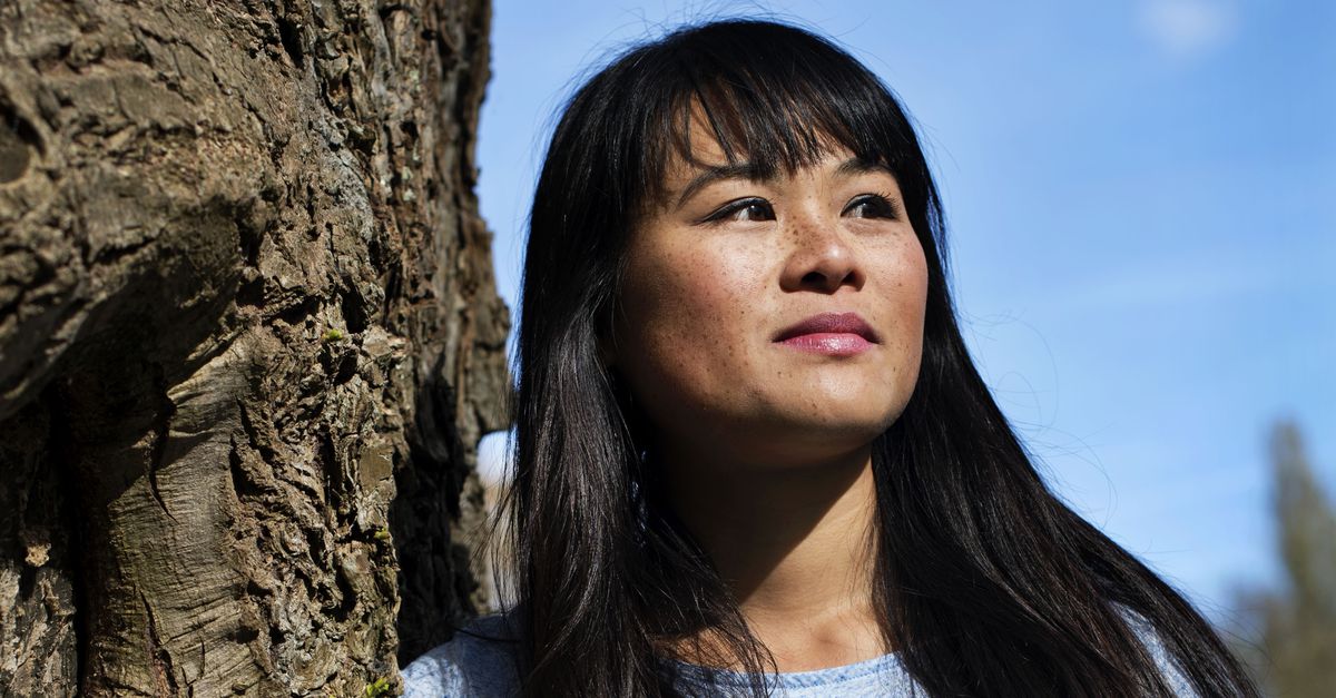 Het Uur met schrijver en actrice Nhung Dam - NRC