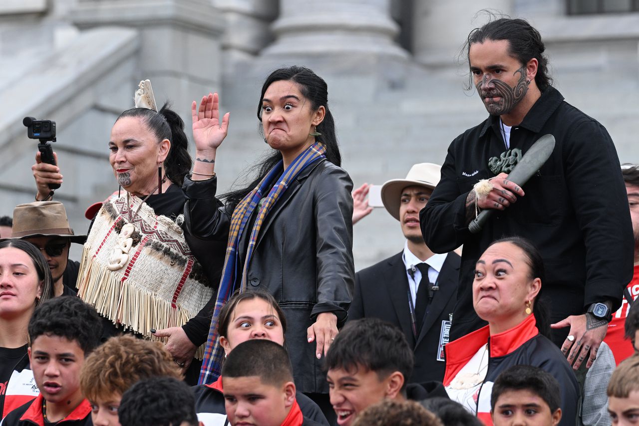 Nieuw-Zeelandse politica (22) in ‘vechtmodus’ om haar Maori-volk te ...