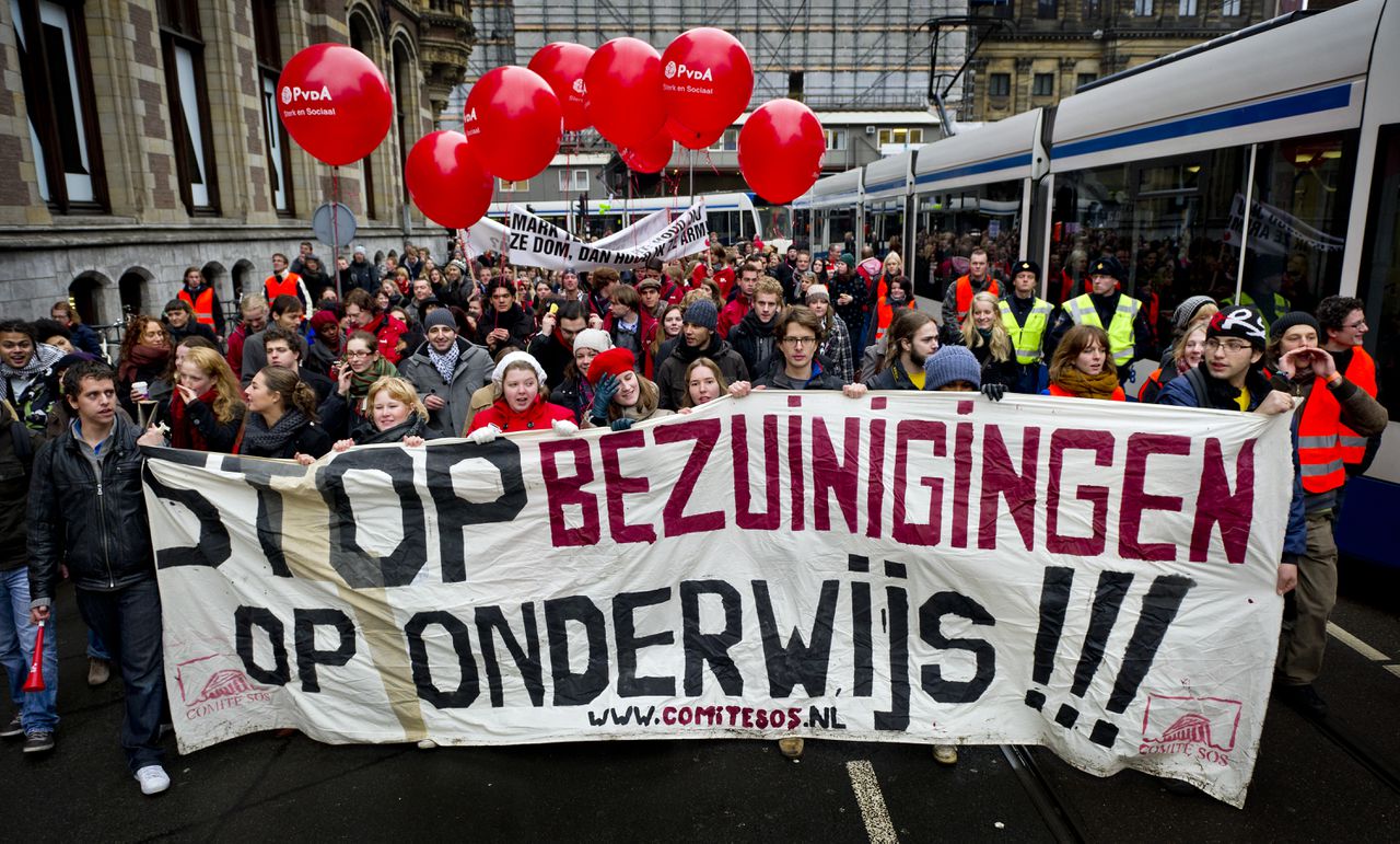 Duizenden studenten protesteren tegen kabinet - NRC