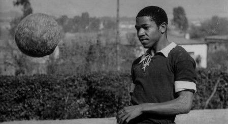 Steve Mokone: ‘niet alleen voetbalheld, maar ook zeer gewelddadig’ - NRC