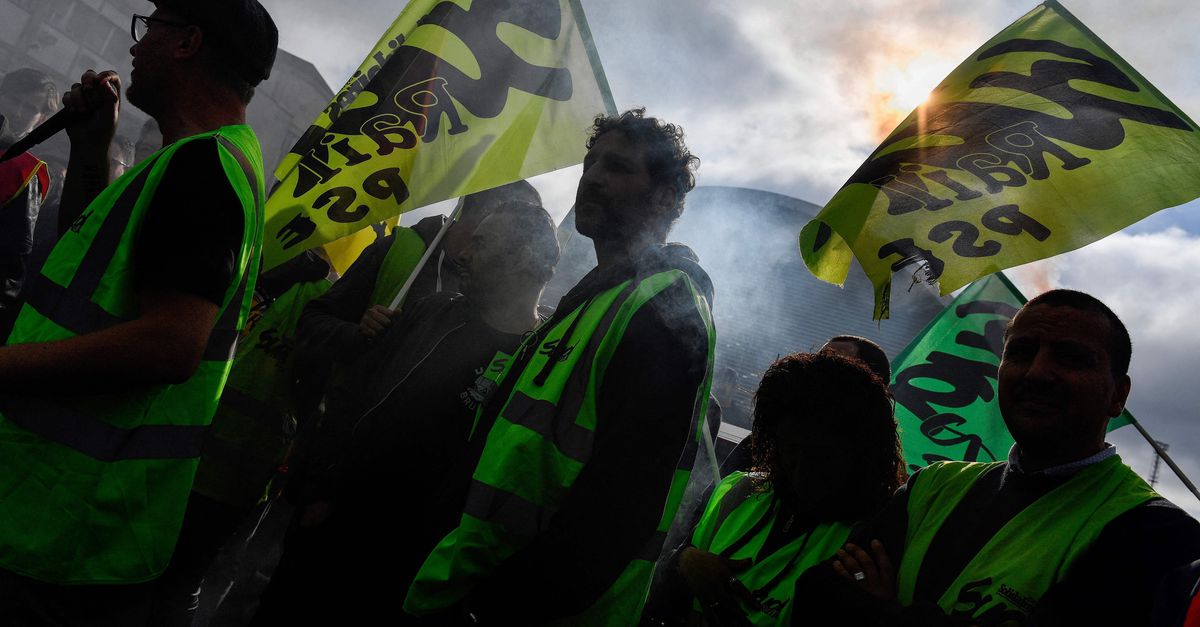 Er staan weer mensen met gele hesjes in de straten van Parijs - NRC