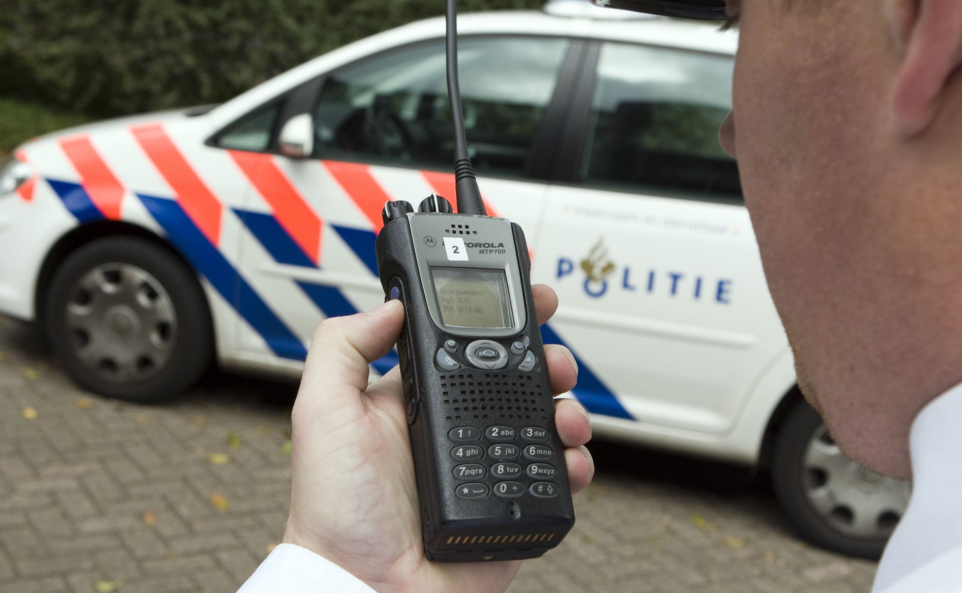 Politie meldt dagelijks tientallen storingen met C2000 - NRC