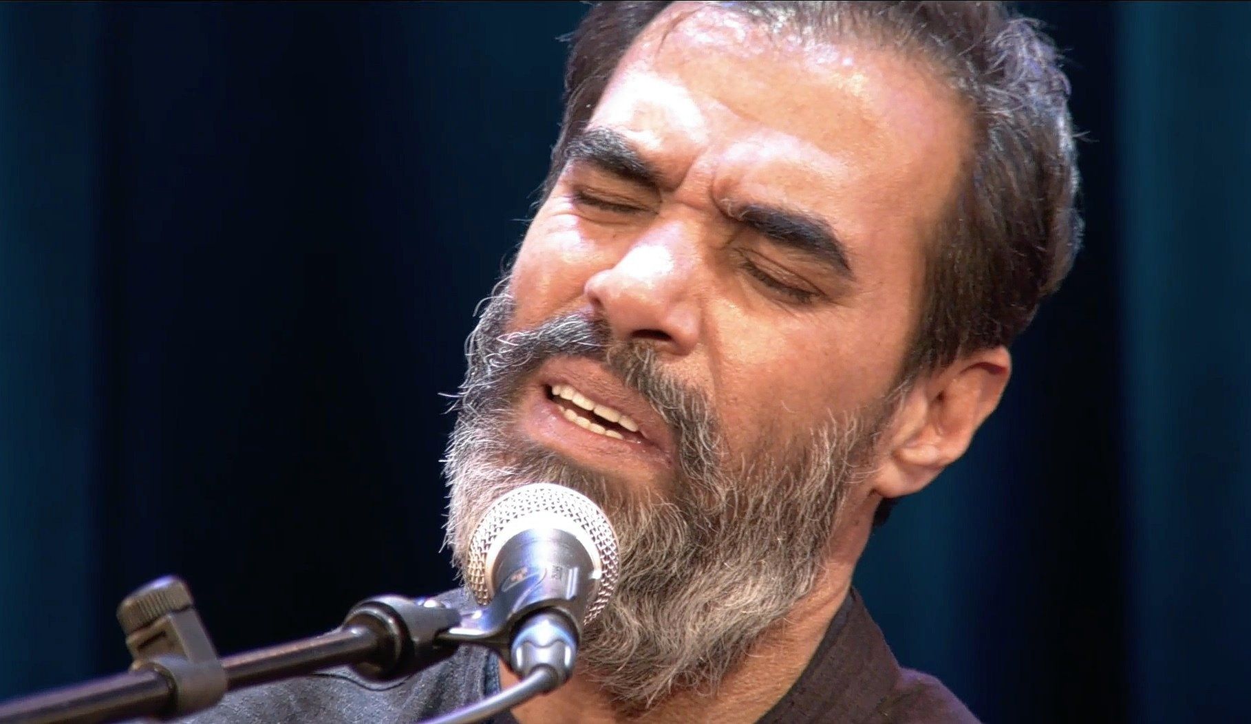 Raj Mohan bezingt de Hindoestaanse contractarbeidersblues - NRC