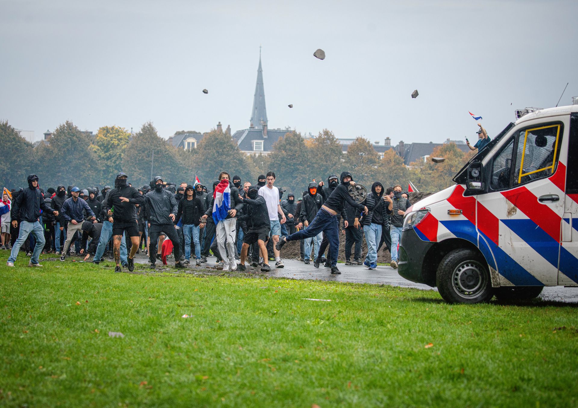 Haagse driehoek: ruim 30 mensen aangehouden, twee agenten gewond ...