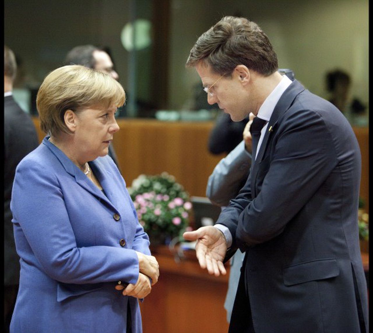 Rutte en Merkel bespreken meningsverschillen oplossing eurocrisis - NRC