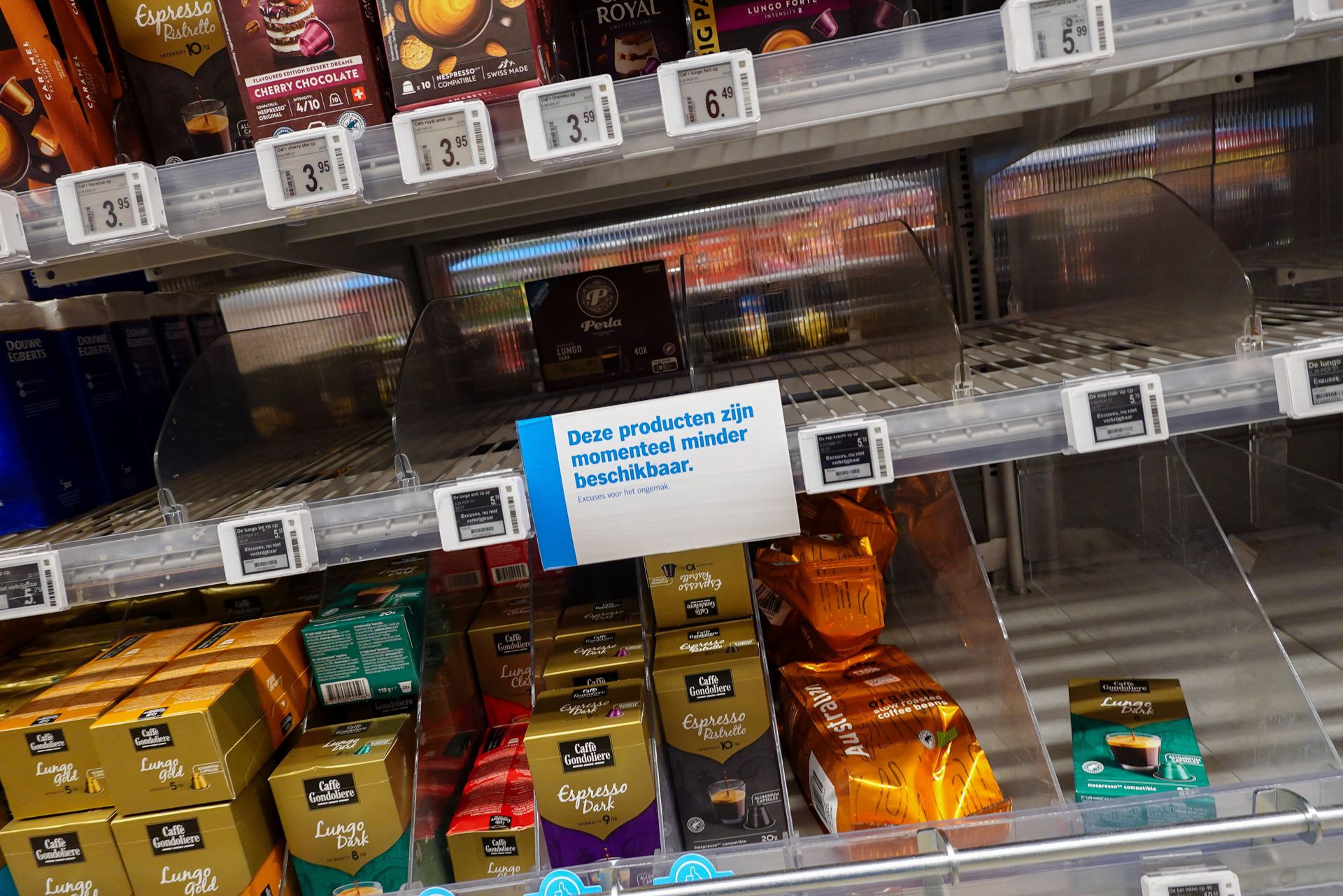 Wen er maar aan: lege koffie- en theeschappen in de supermarkt - NRC