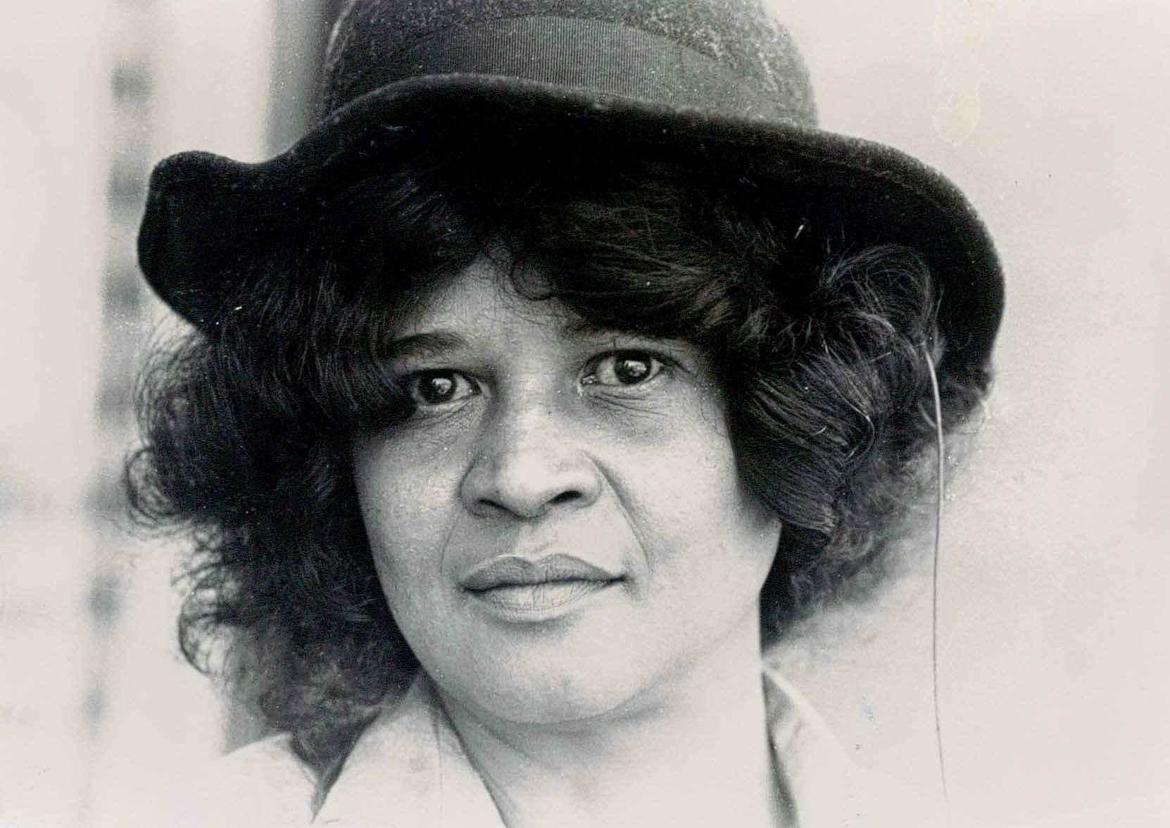 Schrijfster Bea Vianen toonde een verdeeld Suriname van binnenuit - NRC