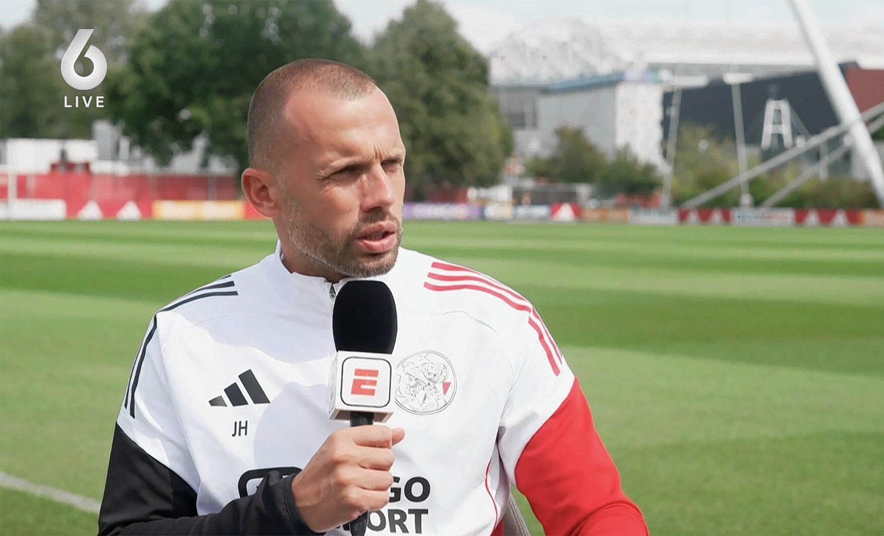 Tv-recensie | John Heitinga zou goed passen in ‘B&B Vol Liefde’ - NRC