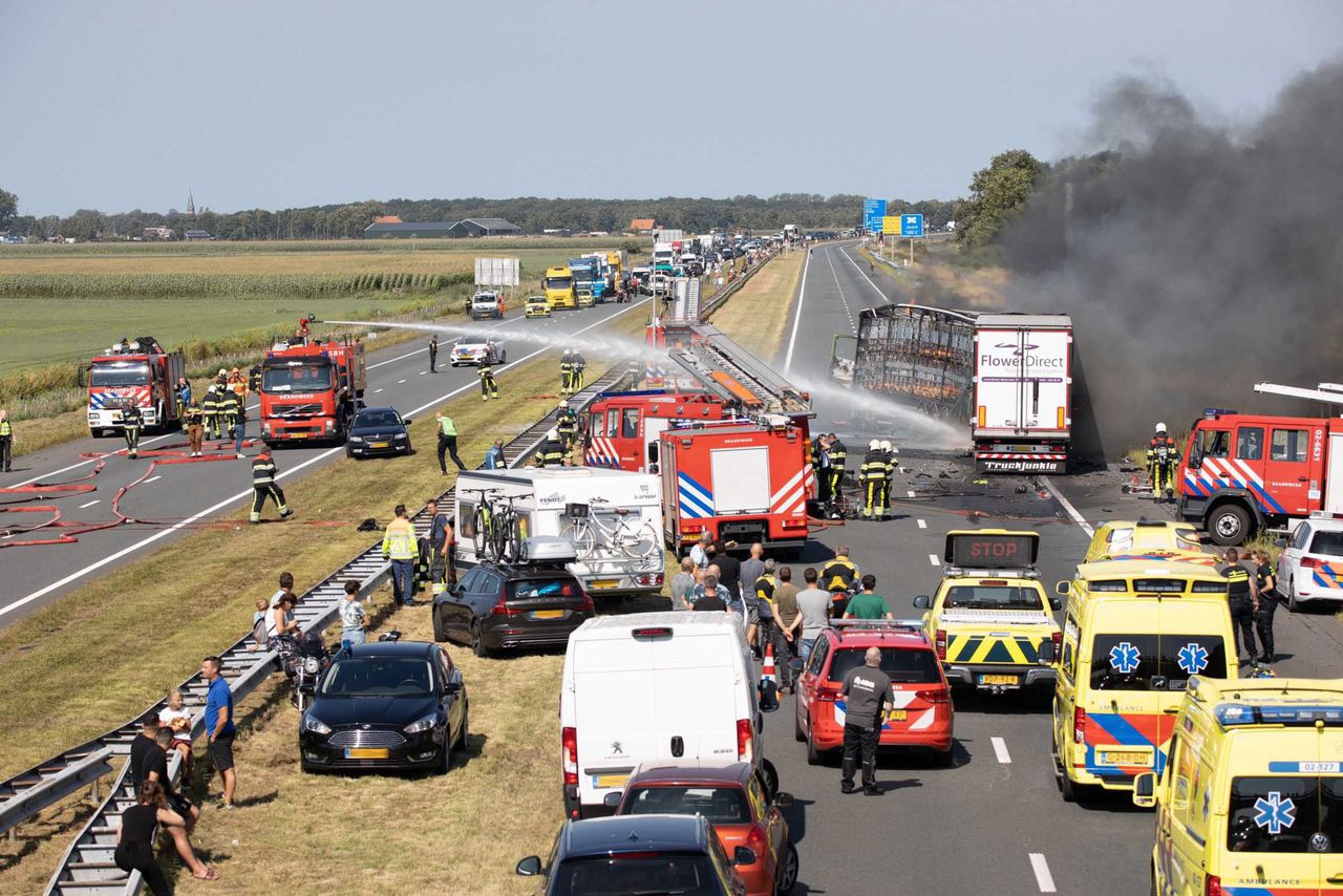 Dodelijk ongeluk op A6 in Friesland, snelweg in beide richtingen gesloten - NRC