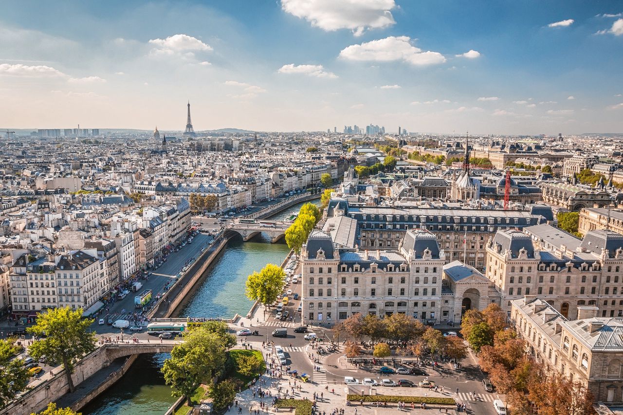 Spectaculaire zwembaden en demonstraties, zo beleef je Parijs eens ...