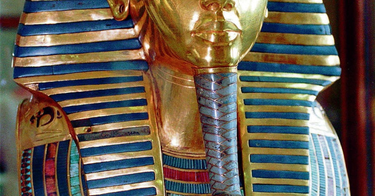 Masker van Toetanchamon beschadigd, en gerepareerd met gewone kunsthars ...