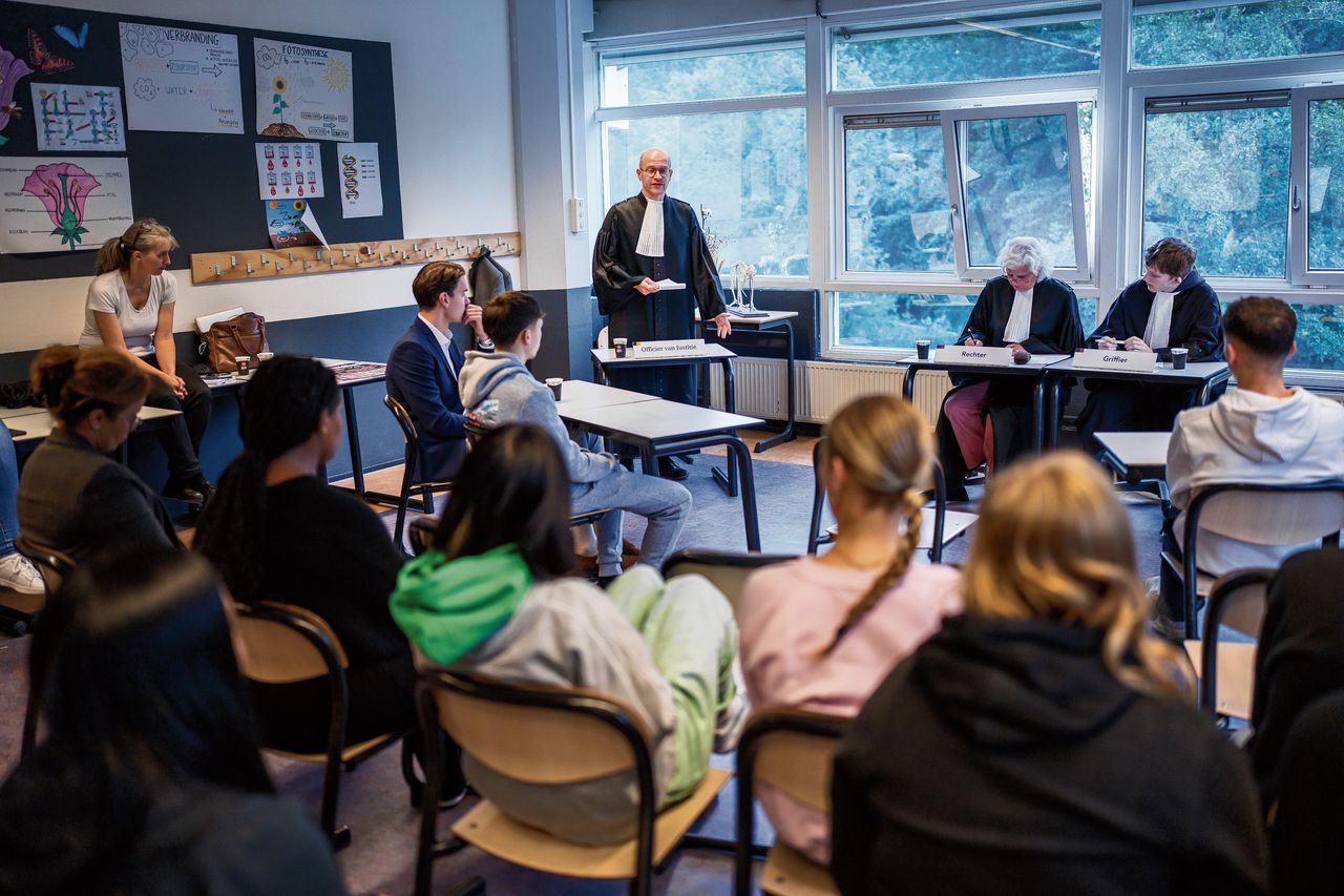 Een fictieve rechtszaak op school: ‘Vroeger was het slaan met je vuist ...