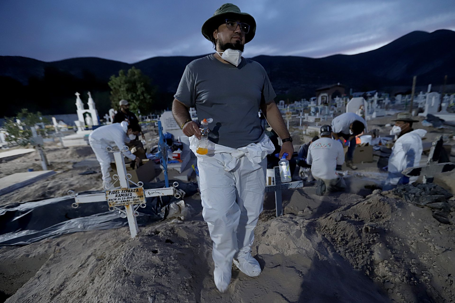 Vermoord, begraven, gecremeerd: op zoek naar de tienduizenden vermisten ...