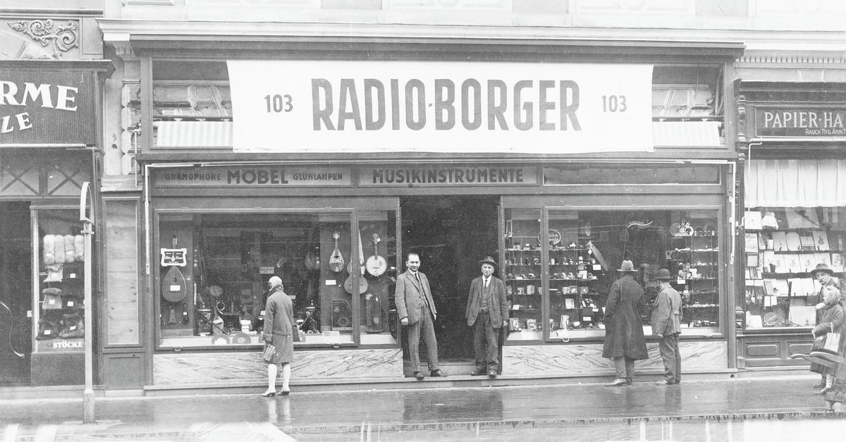 Julian Borger schreef het verhaal van zijn vader, die als Joods kind ...