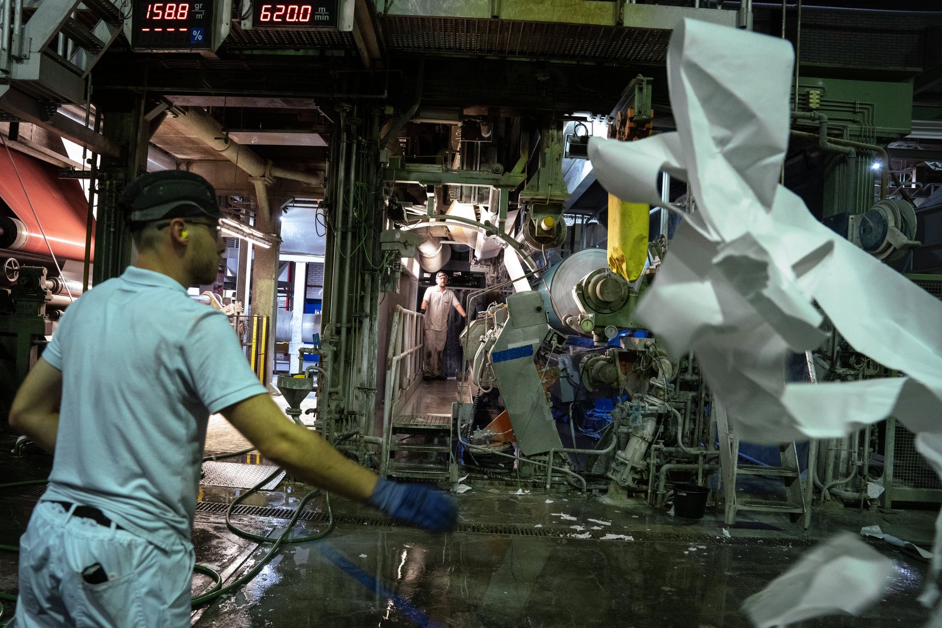 De papierfabriek in Maastricht wil wel vergroenen, maar het stroomnet ...