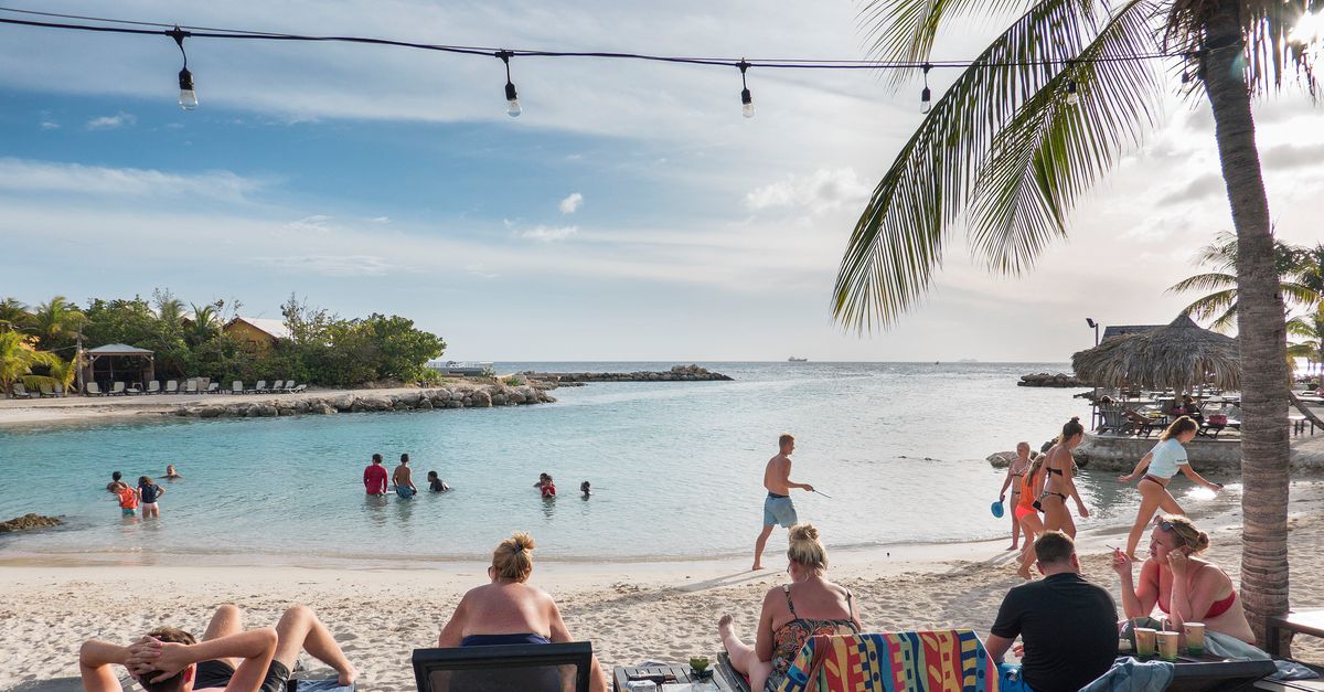 Toerisme op Aruba en Curaçao trekt aan, Sint Maarten voert coronapas in ...