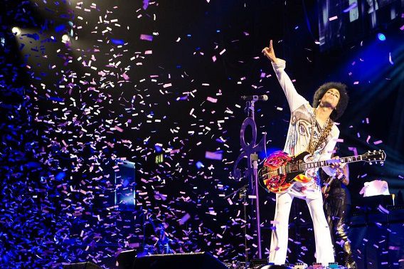 Prince blies publiek omver in Ziggo Dome met originele show - NRC