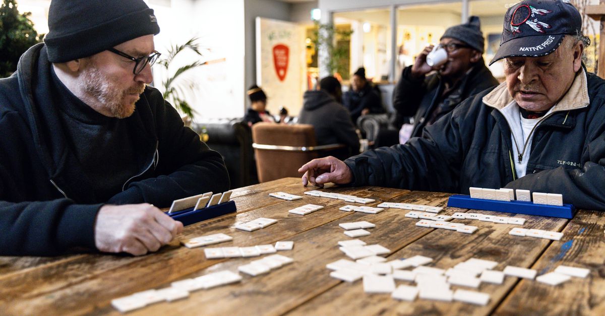 Met een beetje hulp redden deze mensen het nét. Maar nu moet hun ...