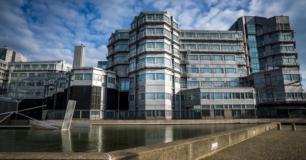 Opinie | Inlichtingendiensten bespioneren journalisten niet - NRC