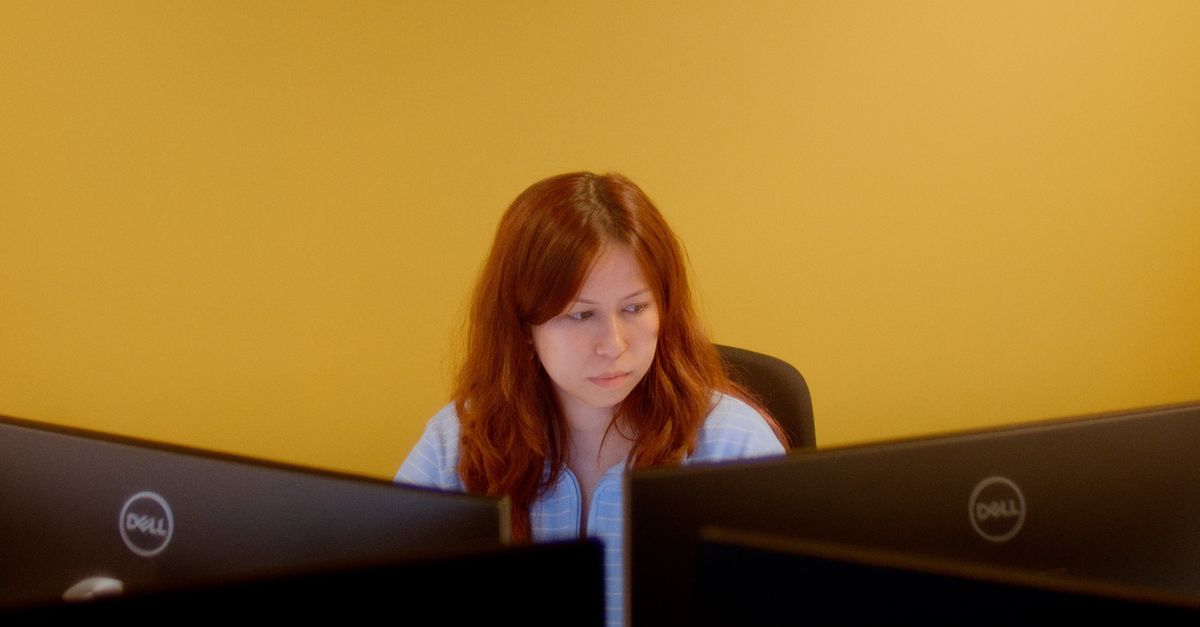 Deze zes mensen zien het vuilste van wat op internet rondgaat - NRC