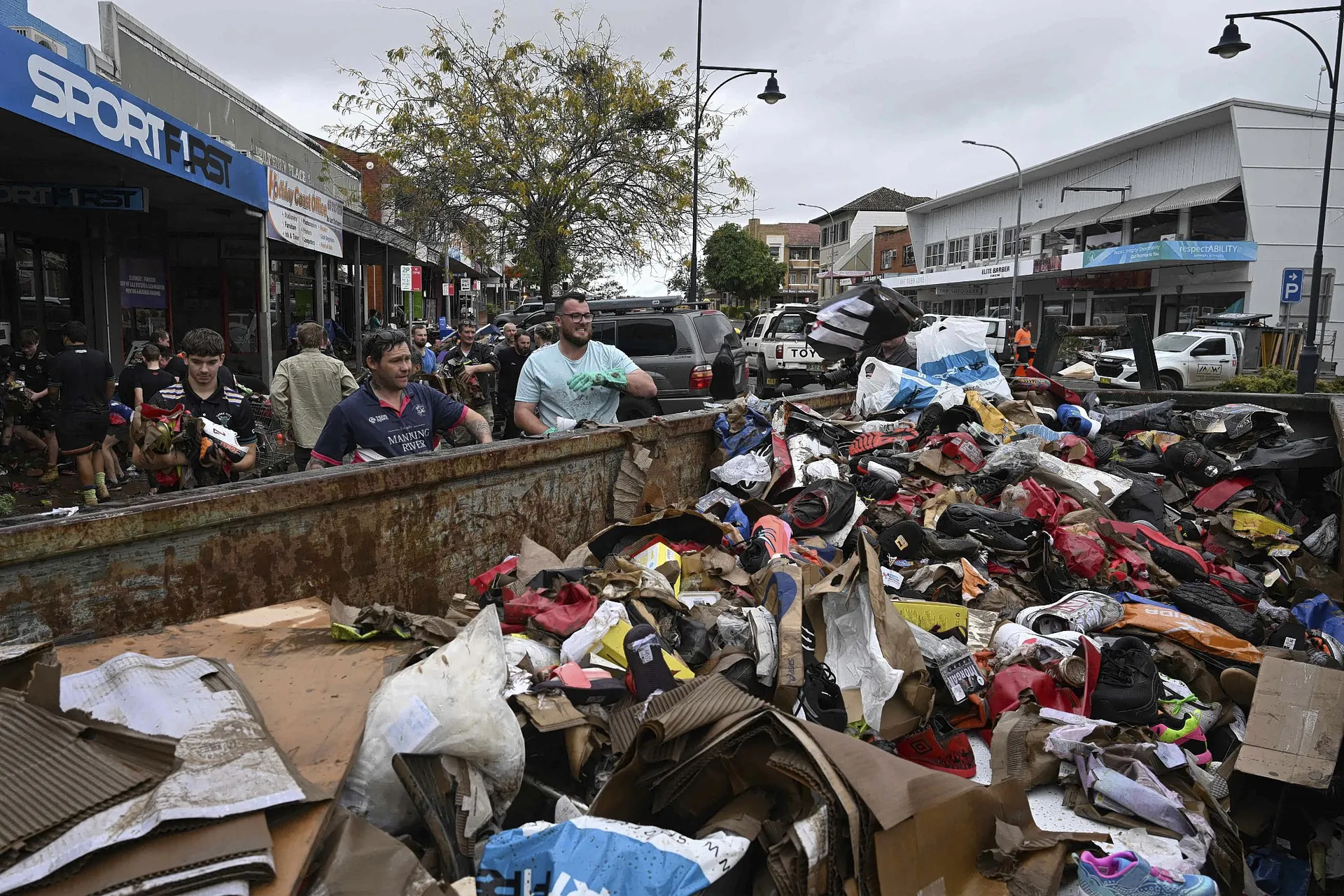 Inwoners van Zuidoost-Australië peddelen door ondergelopen straten na ...