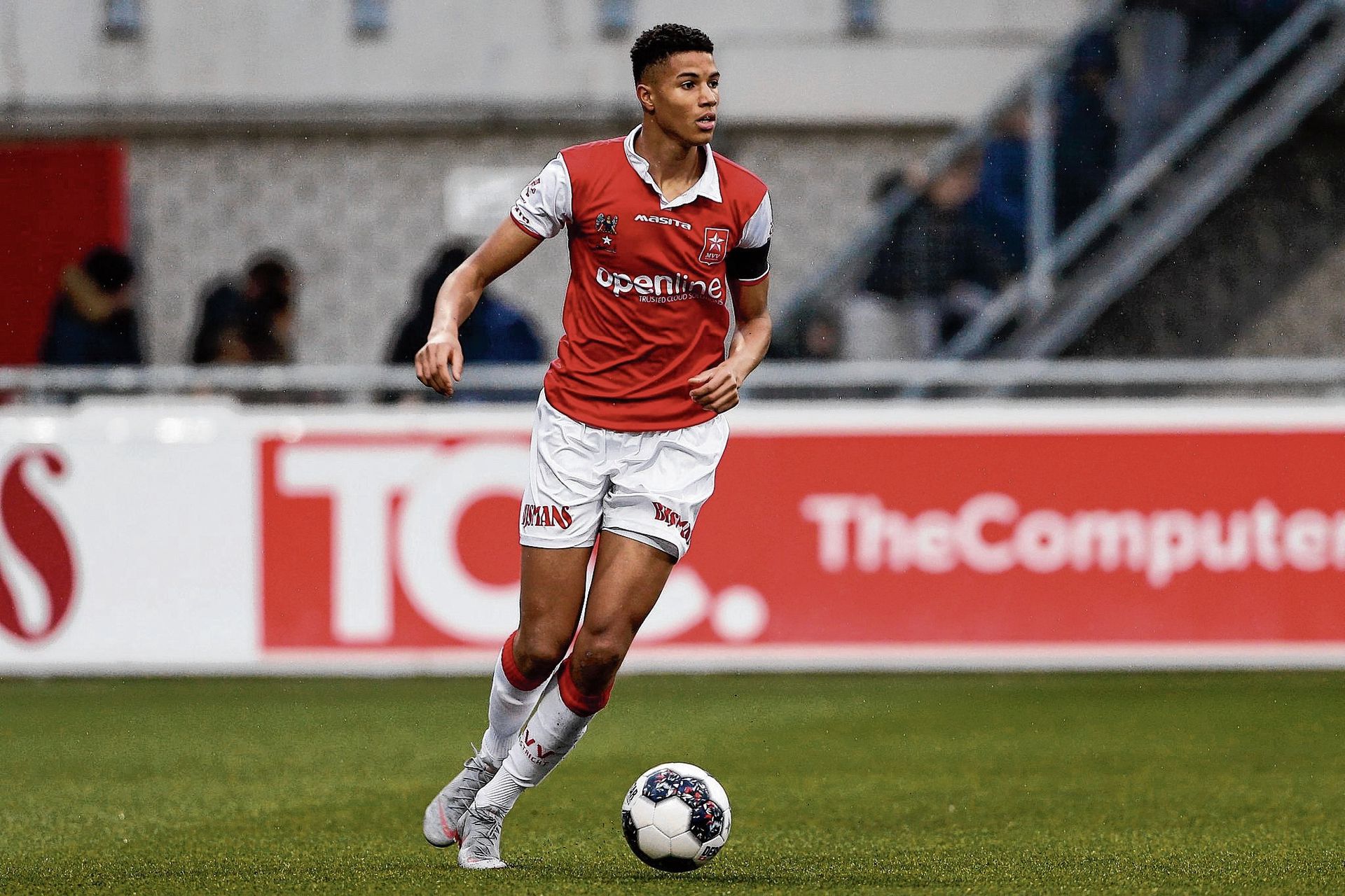 Talent Xavier Mbuyamba (17) van MVV Maastricht naar FC Barcelona - NRC