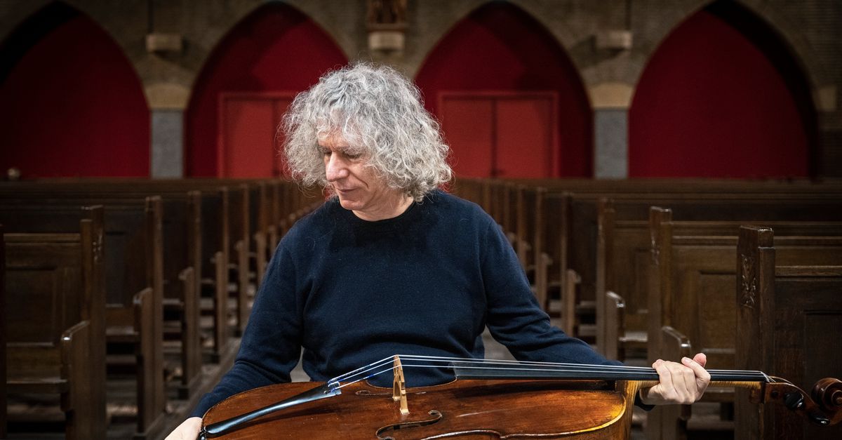 Cellist Steven Isserlis: ‘Bach was mijn reden om op te staan’ - NRC